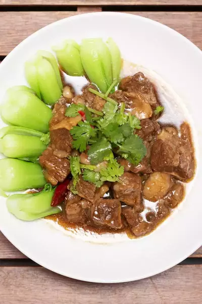 Geschmortes Rindfleisch in Chu Hou Sauce 白菜柱侯牛腩 - China Restaurant Yung ...